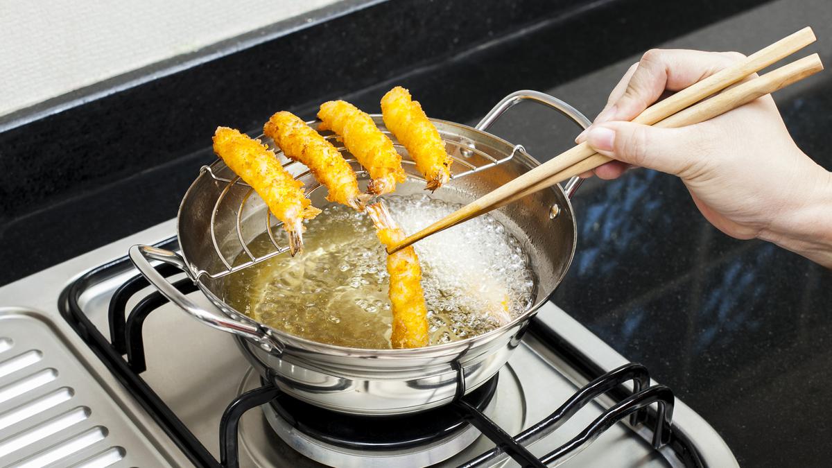 5 Cara Mencegah Minyak Meletup-letup Saat Menggoreng
