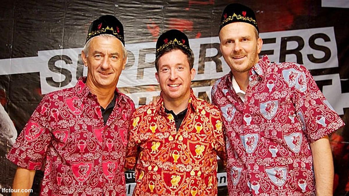 Ketika 3 Legenda Liverpool Menyapa Fans Pakai Batik dan Peci - Bola ...