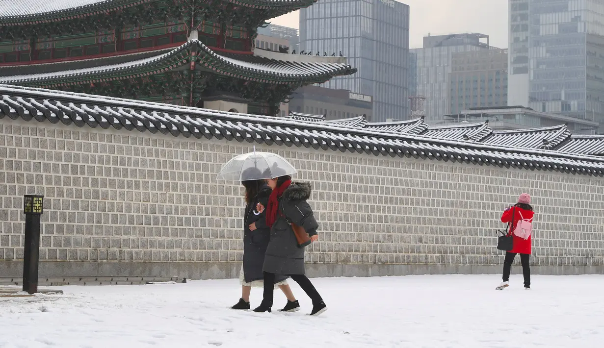 FOTO: Diselimuti Salju, Begini Suasana Istana Gyeongbok di Korea ...