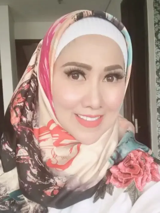 Cantik Berhijab, Venna Melinda Rasakan Perubahan yang Terjadi - Photo ...