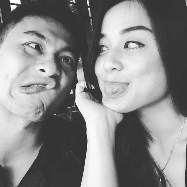 2 Tahun Menikah, Ini 7 Potret Kemesraan Juwita Bahar dan Suami