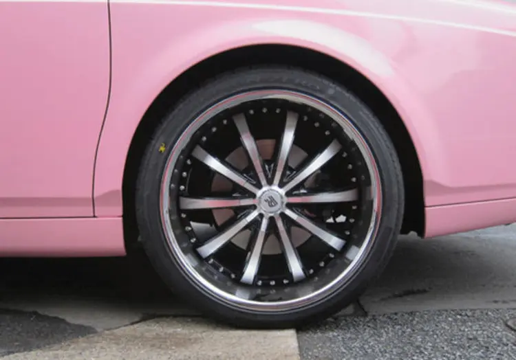 Rolls-Royce Ghost Pink Edisi Untuk Amal - Galeri Otosia.com
