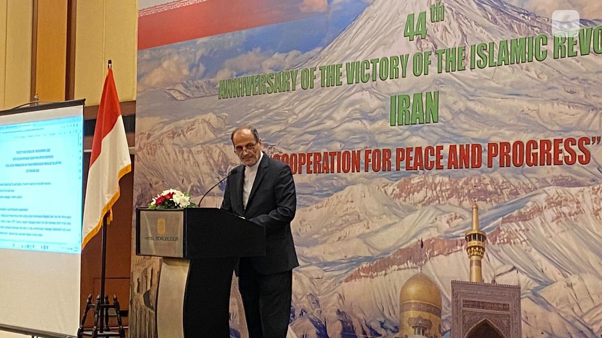 Dubes Mohammad Azad Baca Puisi Berbahasa Indonesia di HUT ke 44 Iran ...