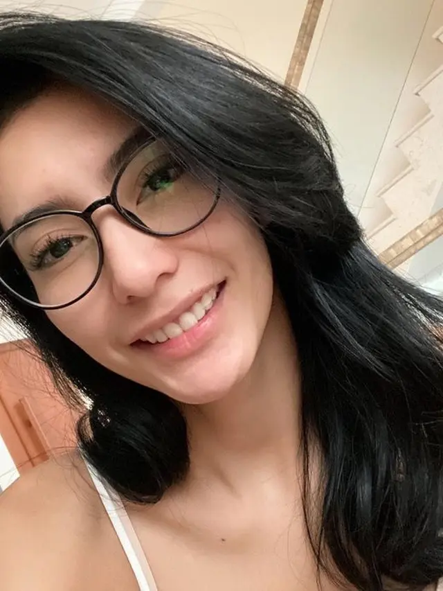 10 Artis Bikin Pangling saat Pakai Kacamata, Tampilannya Cantik dan Cerdas - Entertainment ...