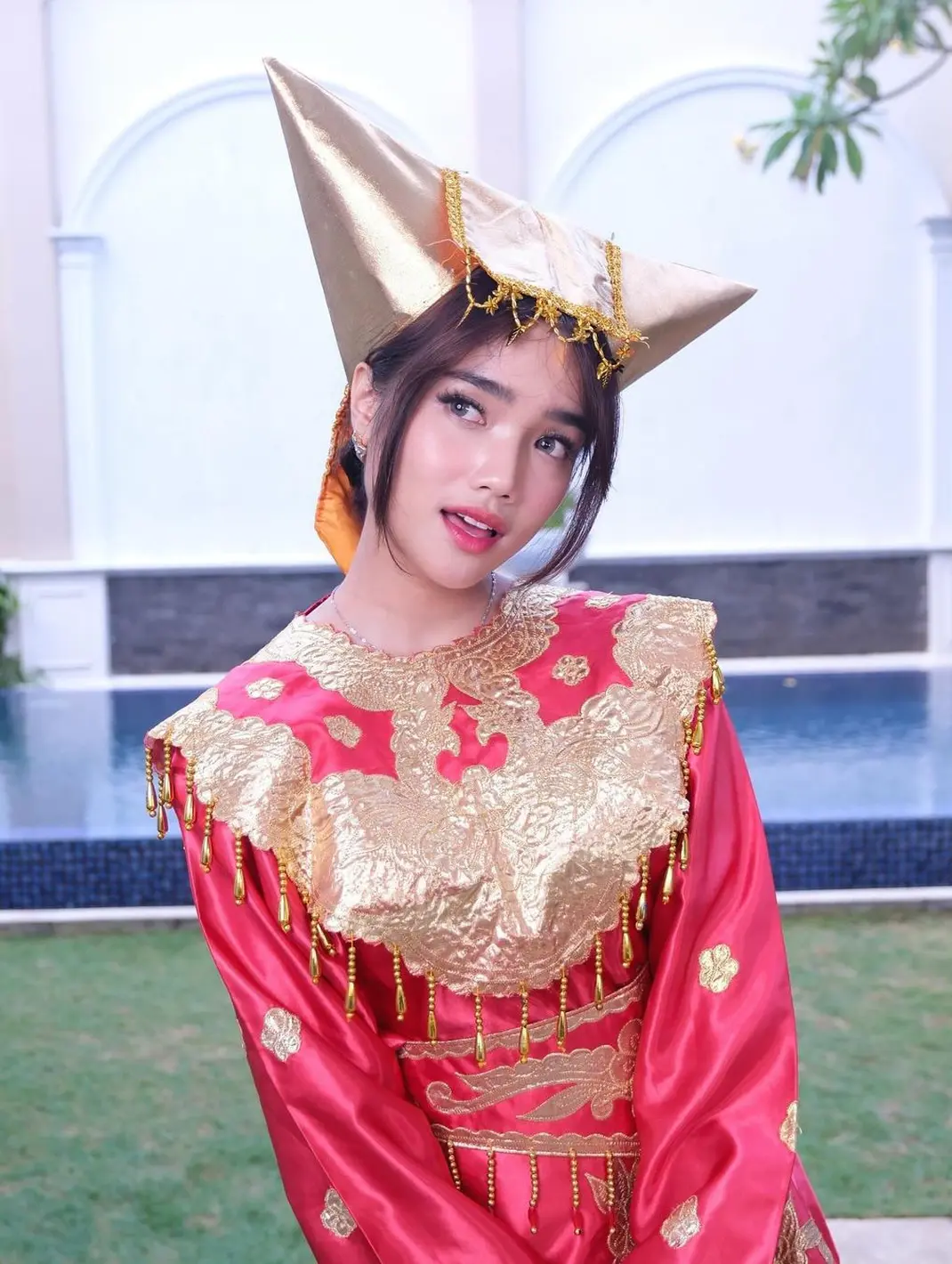 8 Gaya Etnik Fuji Utami Kenakan Busana Adat, Tunjukkan Pesona Gadis ...