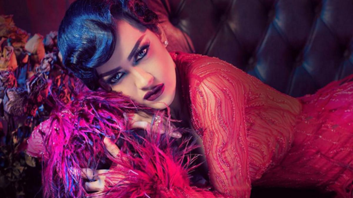 Pose Seksi Indra Bruggman-Julia Perez di Bawah Lampu Temaram - ShowBiz ...