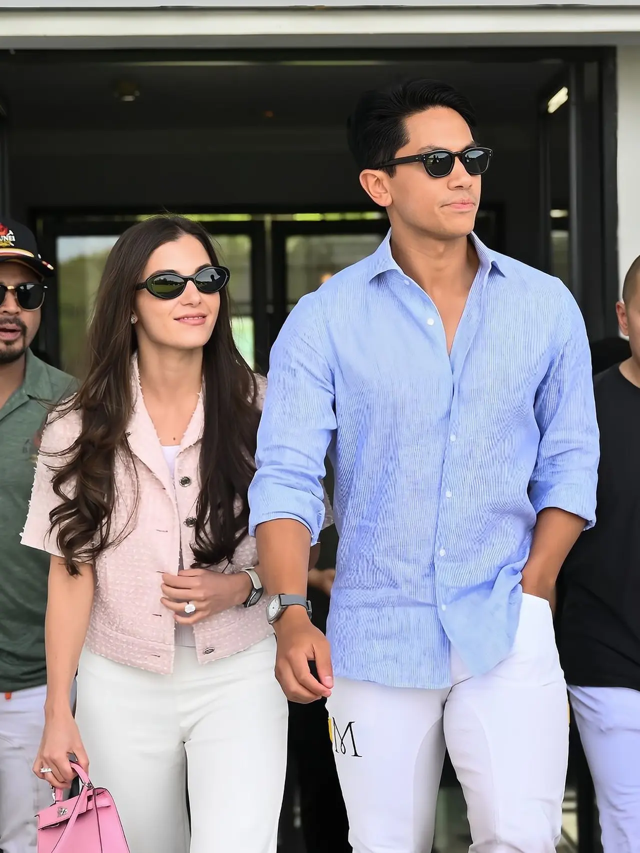 Temani Pangeran Abdul Mateen Main Polo, Anisha Rosnah Tenteng Tas ...
