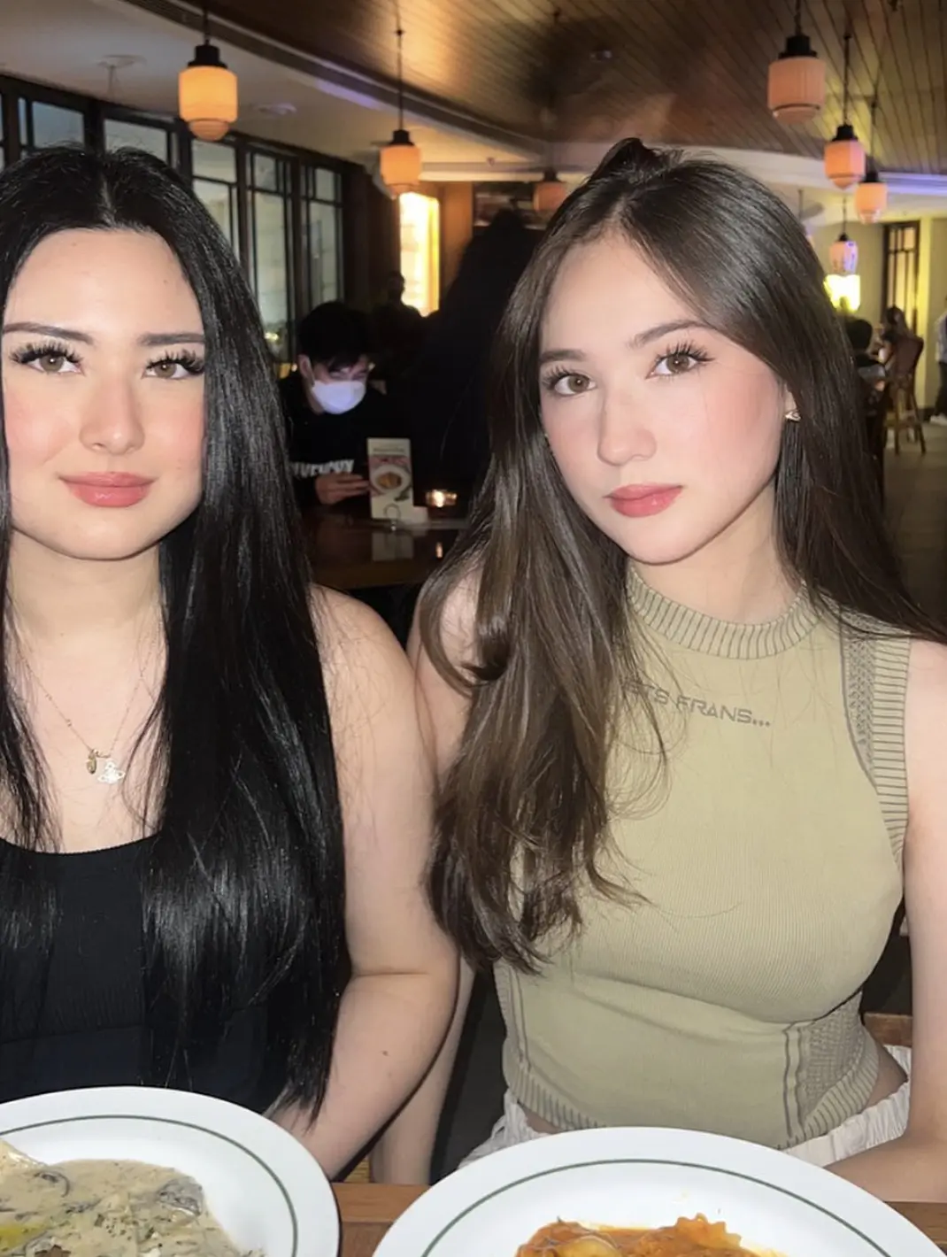 6 Gaya Kompak Laura Moane dan Nicole Moane, Aksi Fashion Siblings yang ...