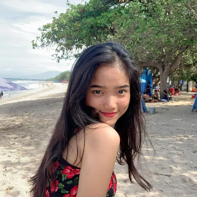 Potret Fuji di Pantai Tampil Natural, Disebut Netizen Mirip Artis Korea - Entertainment Fimela.com