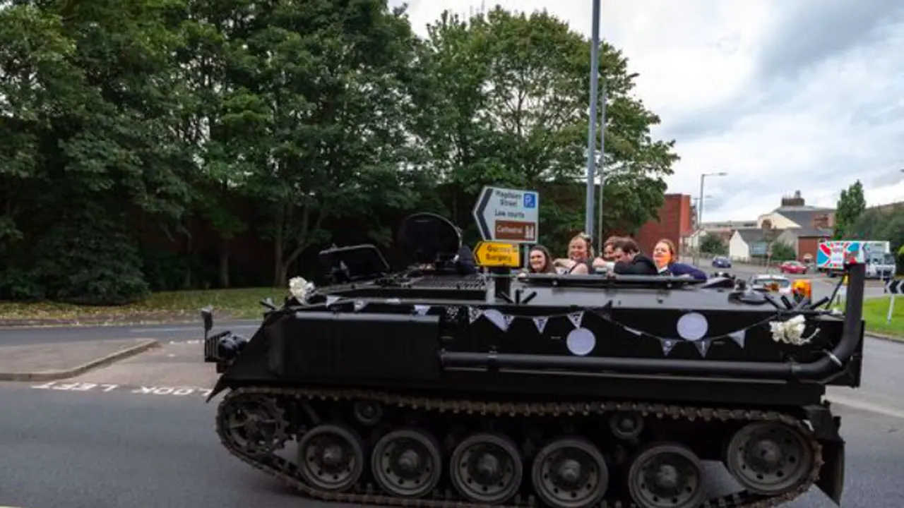 Pria Inggris Beli Tank Bekas dan Menggunakannya Sebagai Taksi ...