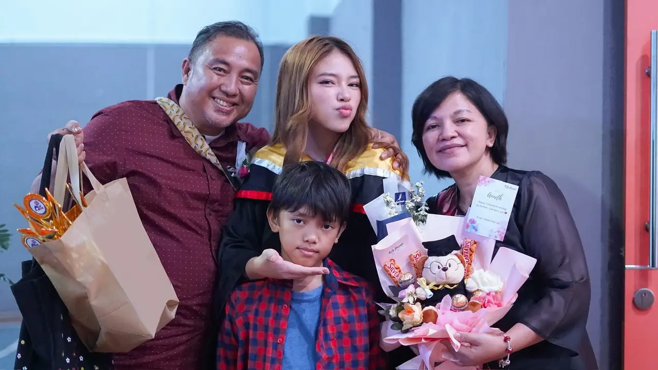 Ikuti Wisuda Kelulusan SMA, Intip Potret Cantik Anneth Delliecia dengan ...