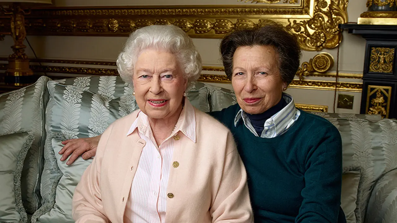 Semasa Hidup, Ratu Elizabeth II Punya Ponsel Anti-Hacker dan Selalu ...