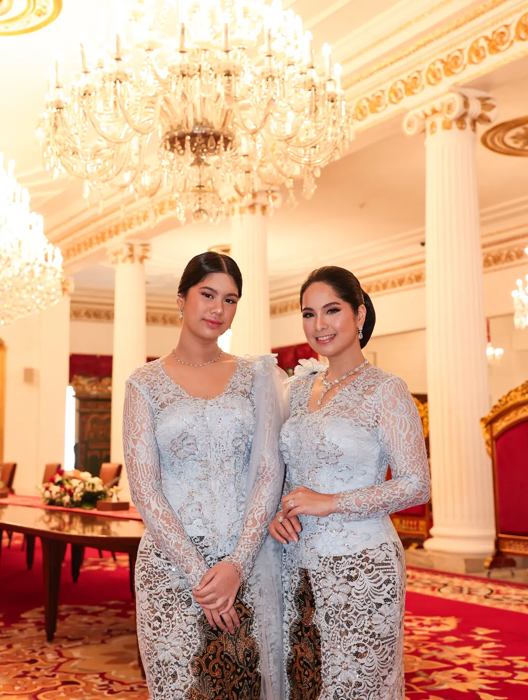 6 Gaya Kembar Annisa Pohan dan Almira Pakai Kebaya Berwarna Baby Blue, Setia Dampingi AHY ...