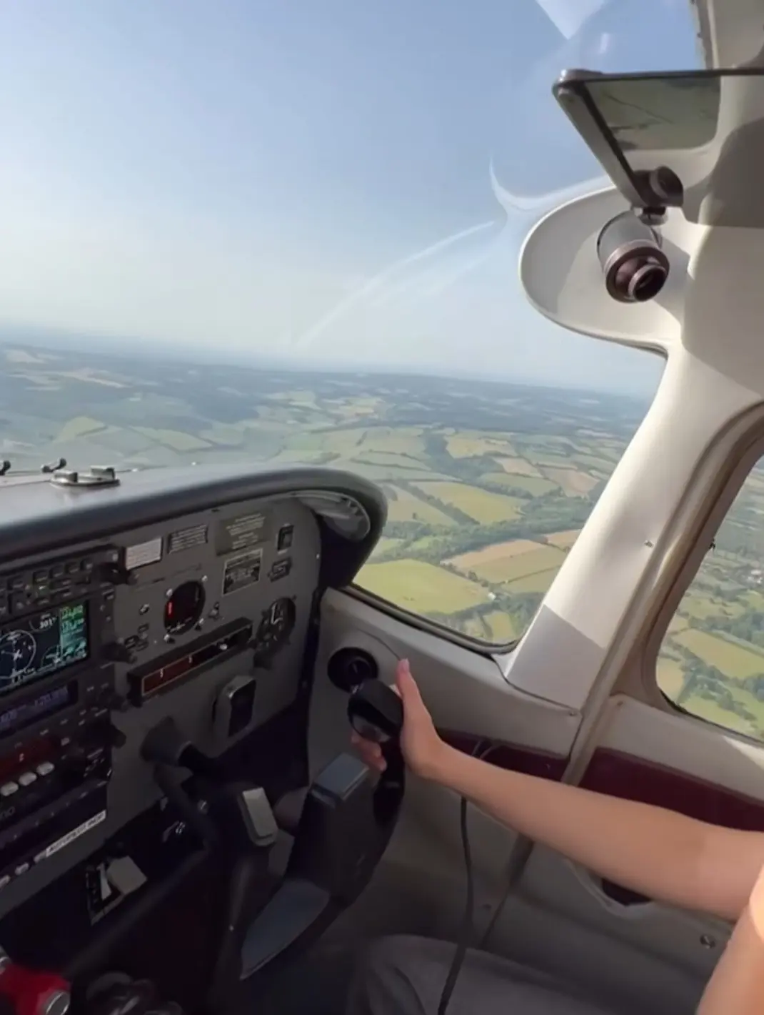 Potret Raline Shah Terbangkan Pesawat, Gaya Liburan ala Old Money - Foto Liputan6.com