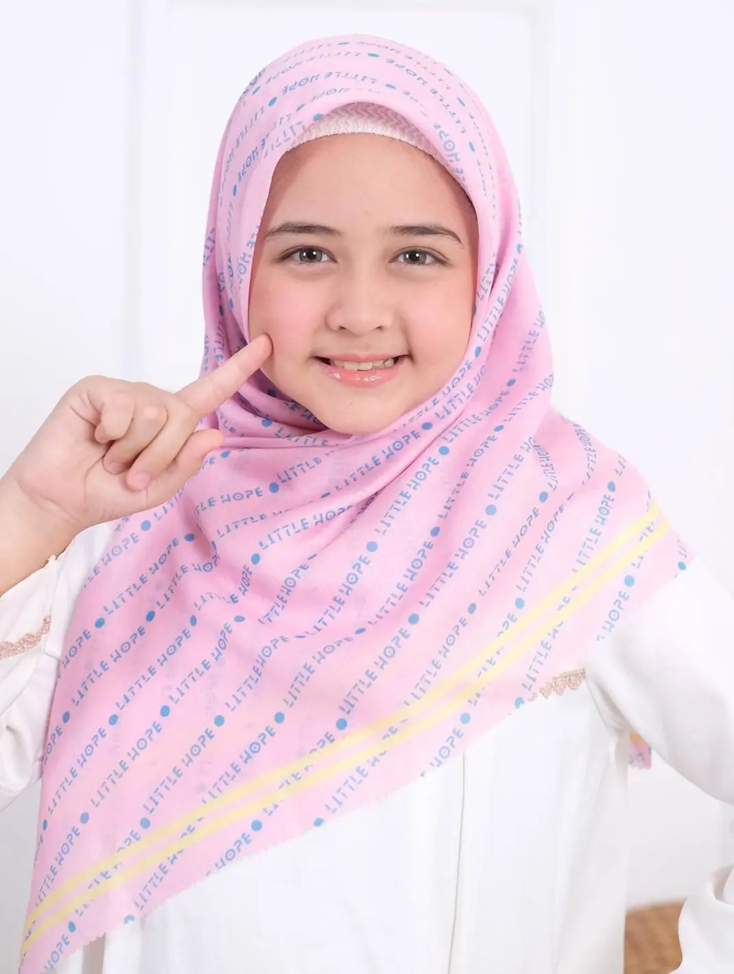 Potret Ciara Nadine Brosnan Pakai Kerudung Ini Makin Menggemaskan - Foto Liputan6.com