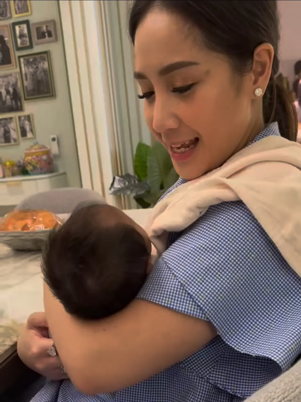 7 Potret Raffi Ahmad Adopsi Anak, Nagita Bahagia Punya Bayi Perempuan - Hot Liputan6.com