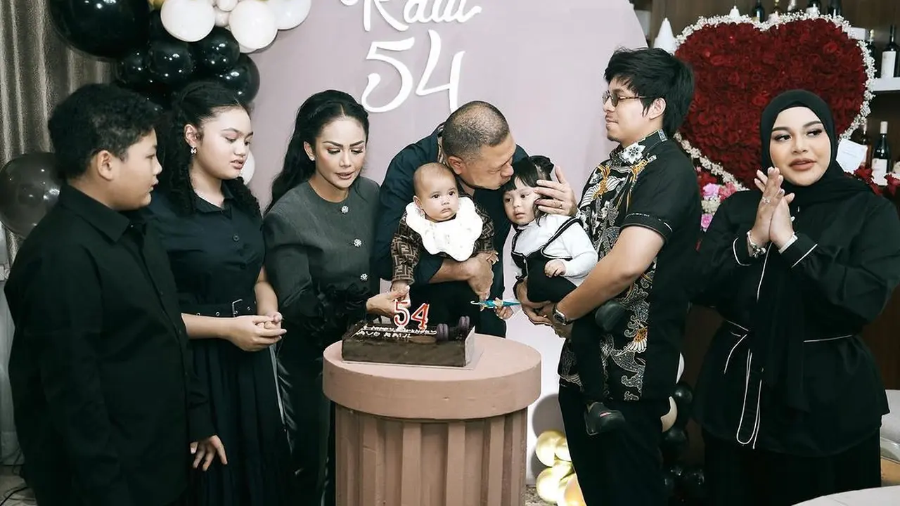 Foto-foto Baby Azura Digendong Kellen Lemos, Disebut Kembar oleh Warganet - Citizen6 Liputan6.com