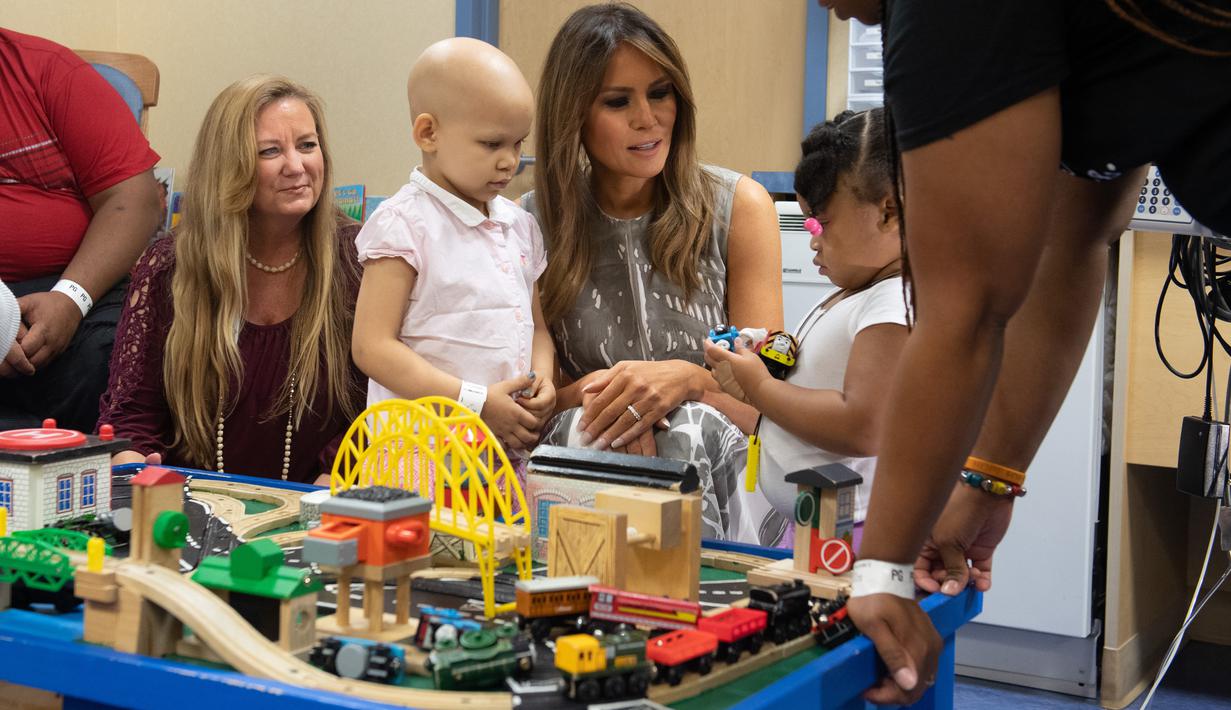 FOTO: Gaya Melania Trump Bermain dengan Anak-Anak di Rumah Sakit - Foto ...