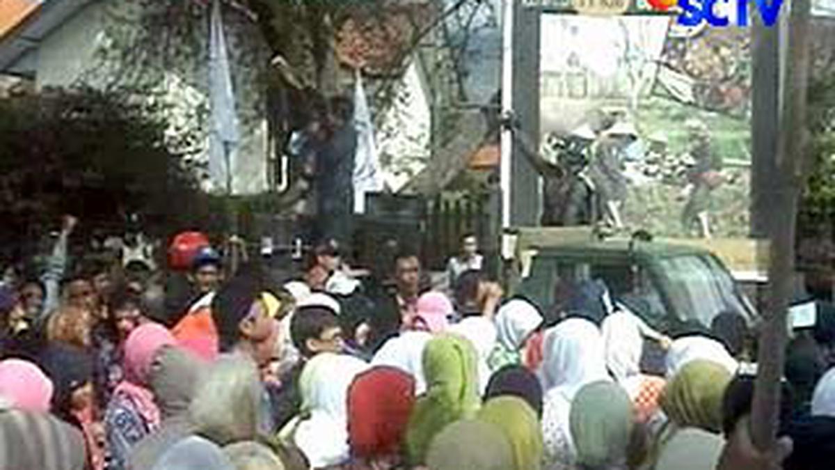 Ribuan Guru Demo Tuntut Kenaikan Honor - News Liputan6.com