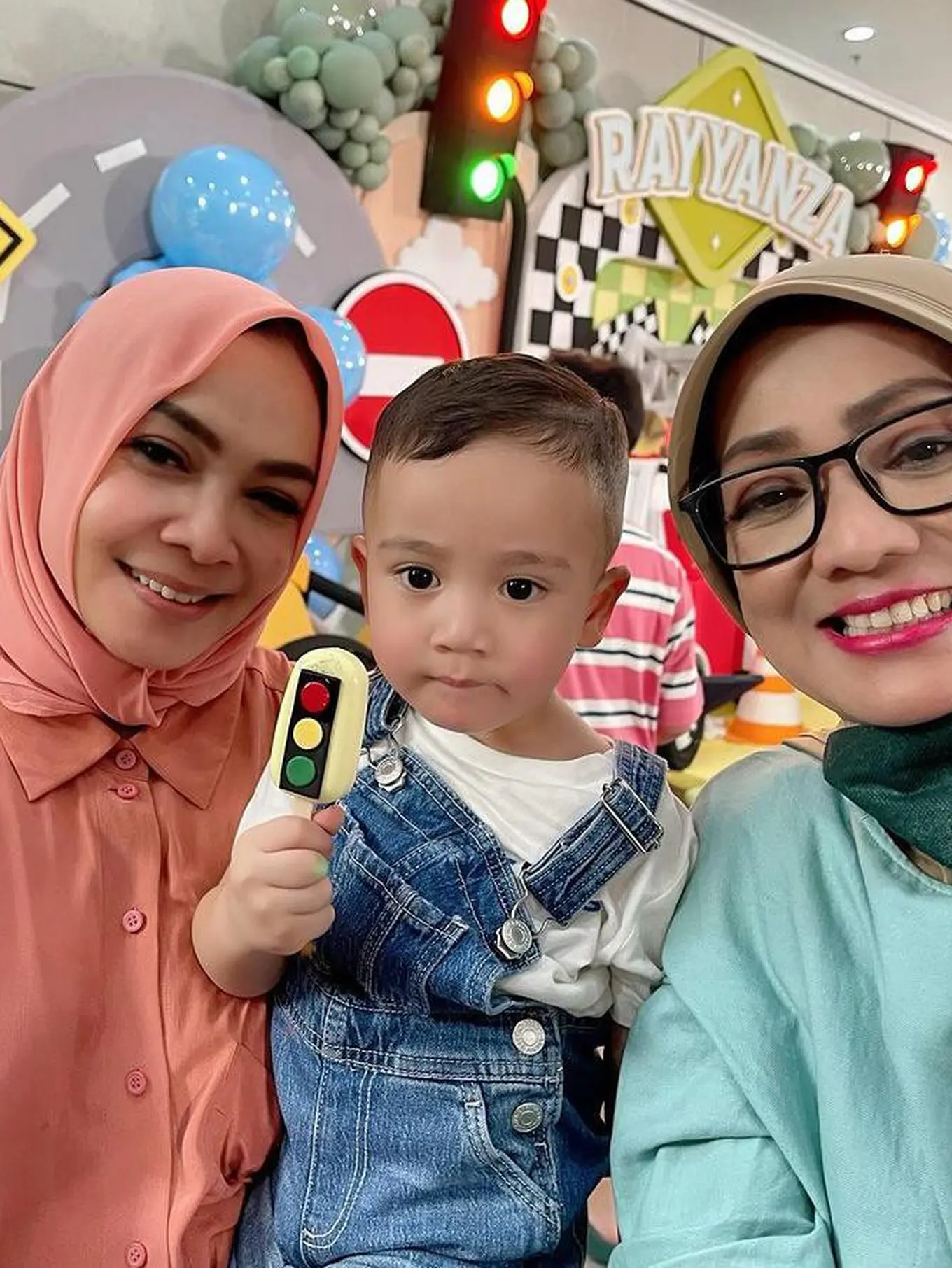 5 Potret Rieta Amilia dengan Ekspresi Wajah Cerianya Saat Menemani ...