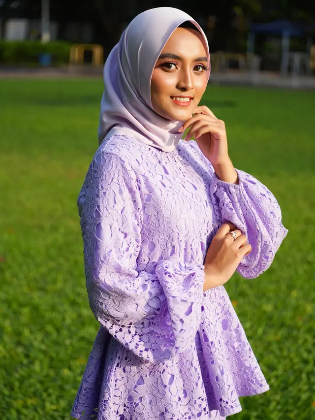 7 Model Gamis Brokat Lengan Balon Warna Lilac Trend Muslimah 2025 ...