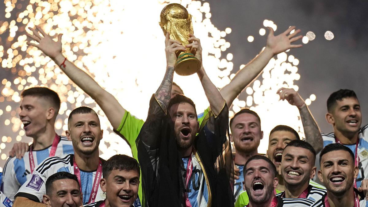 Messi Tulis Pesan Menyentuh usai Angkat Trofi Piala Dunia 2022 bersama ...