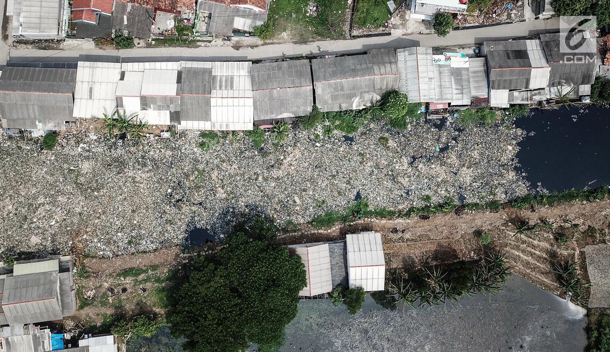FOTO: Pantauan Udara, Tumpukan Sampah Rumah Tangga Menutupi Kali Pisang Batu - Foto Liputan6.com