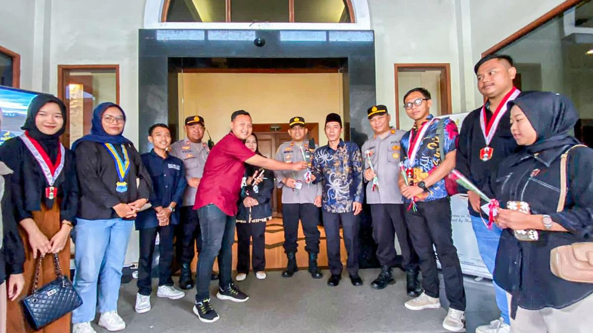 Berikan Mawar Merah, Simbol Mahasiswa Apresiasi Kinerja KPU-Bawaslu di ...