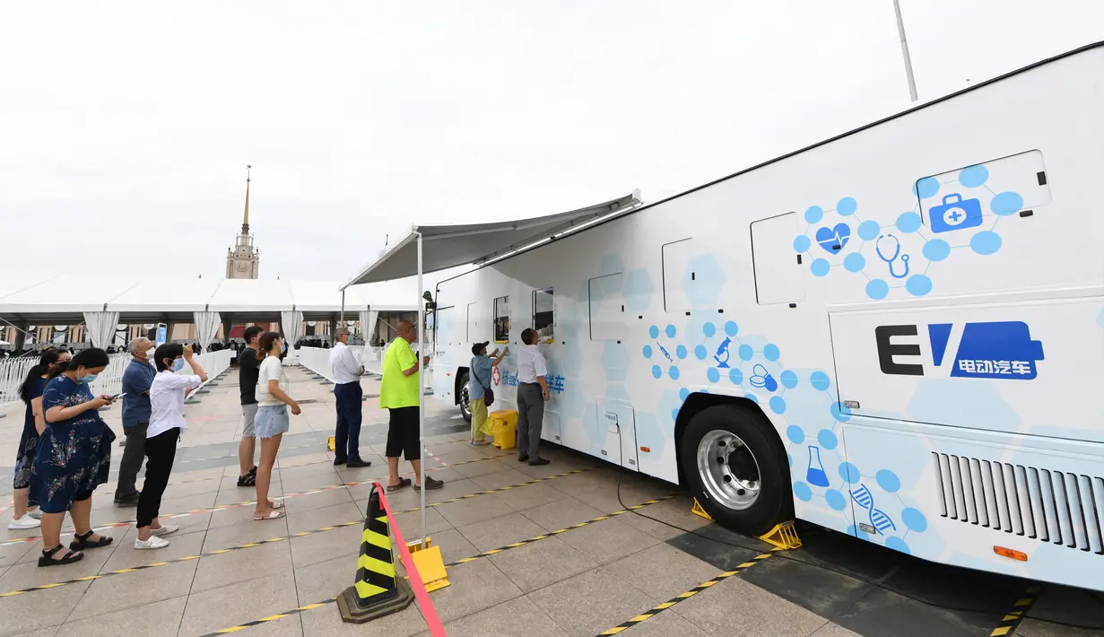 FOTO: Kendaraan Tes Mobile COVID-19 di China - Foto Liputan6.com