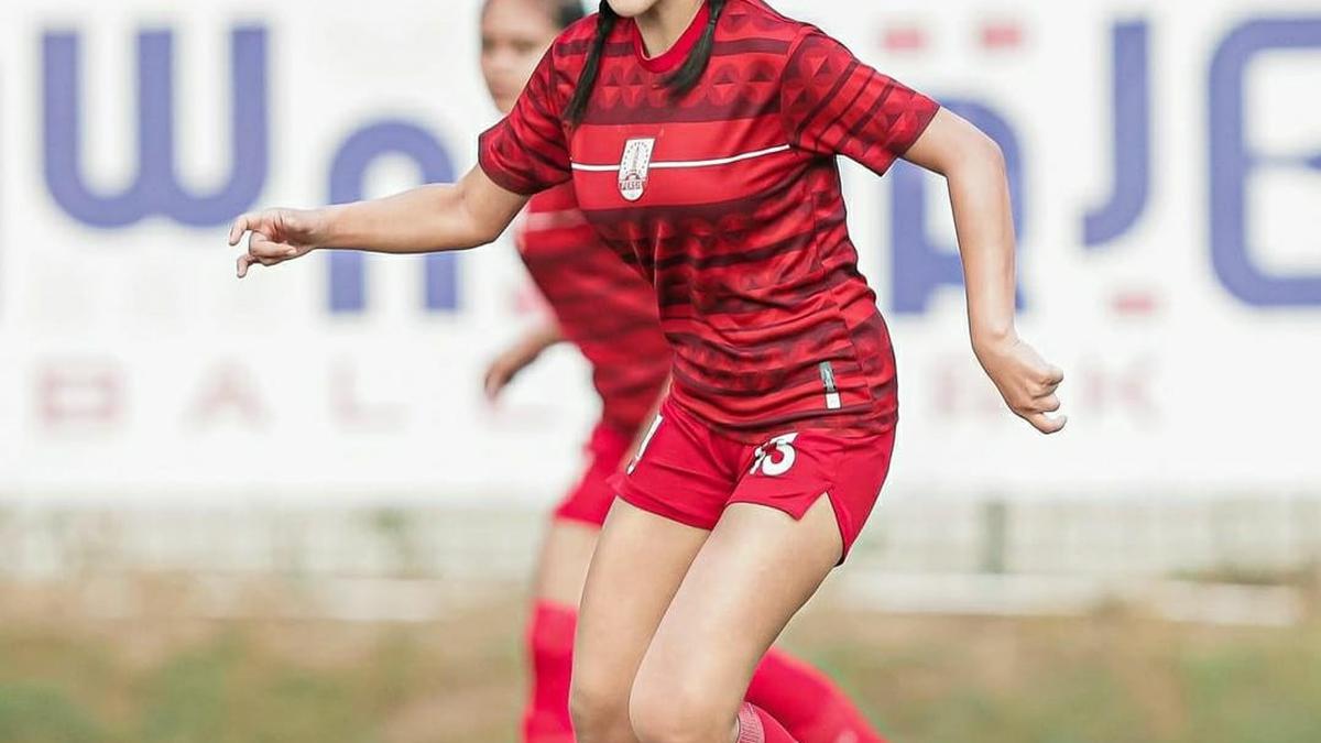 Potret Cantik Shafira Ika Putri Beraksi di Lapangan Menggiring Si Kulit ...