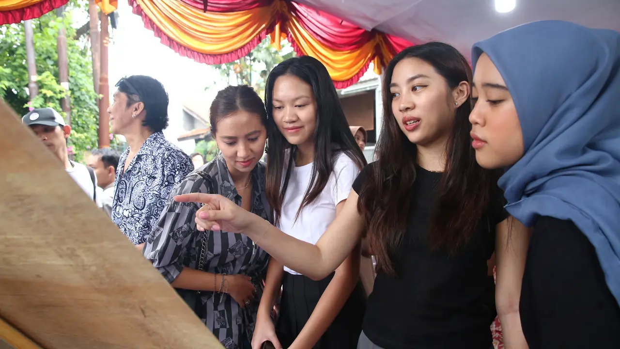 8 Potret Istri dan Anak Bimbim Slank yang Seperti Kakak Beradik saat Nyoblos di TPS ...