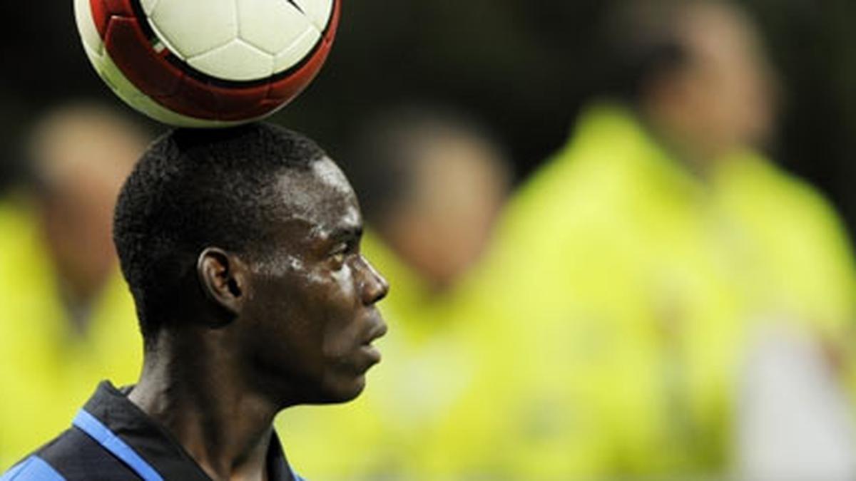 Balotelli Tampik Panggilan Mourinho