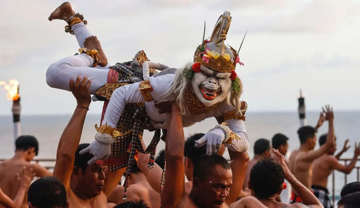 Pementasan Tari Kecak Titi Situbanda di Pantai Melasti Bali - Foto ...