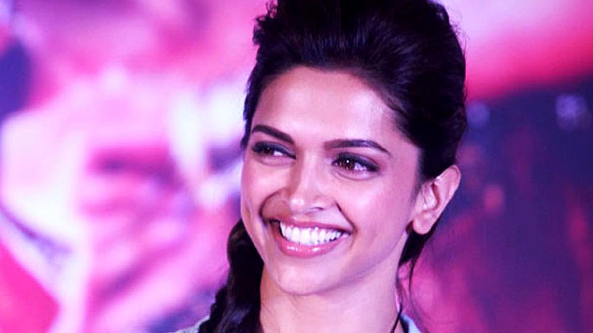 Deepika Padukone Raih Artis Terbaik di Idea Filmfare Awards - ShowBiz ...
