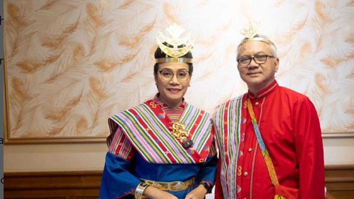 Potret Menkeu Sri Mulyani Bersama Sang Suami Kompak Pakai Baju Adat dari Soe NTT untuk Upacara ...