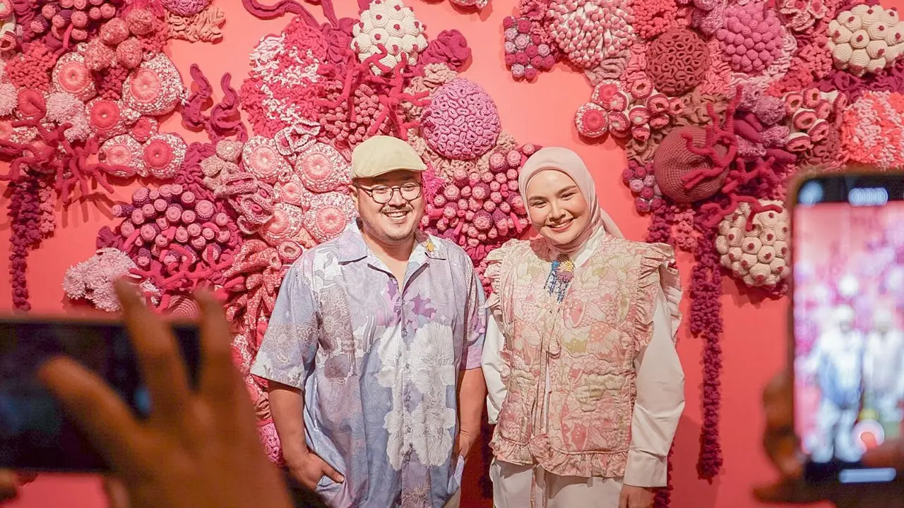 Desainer RiaMiranda dan Seniman Mulyana Kolaborasi Dalam Harmoni Mode ...