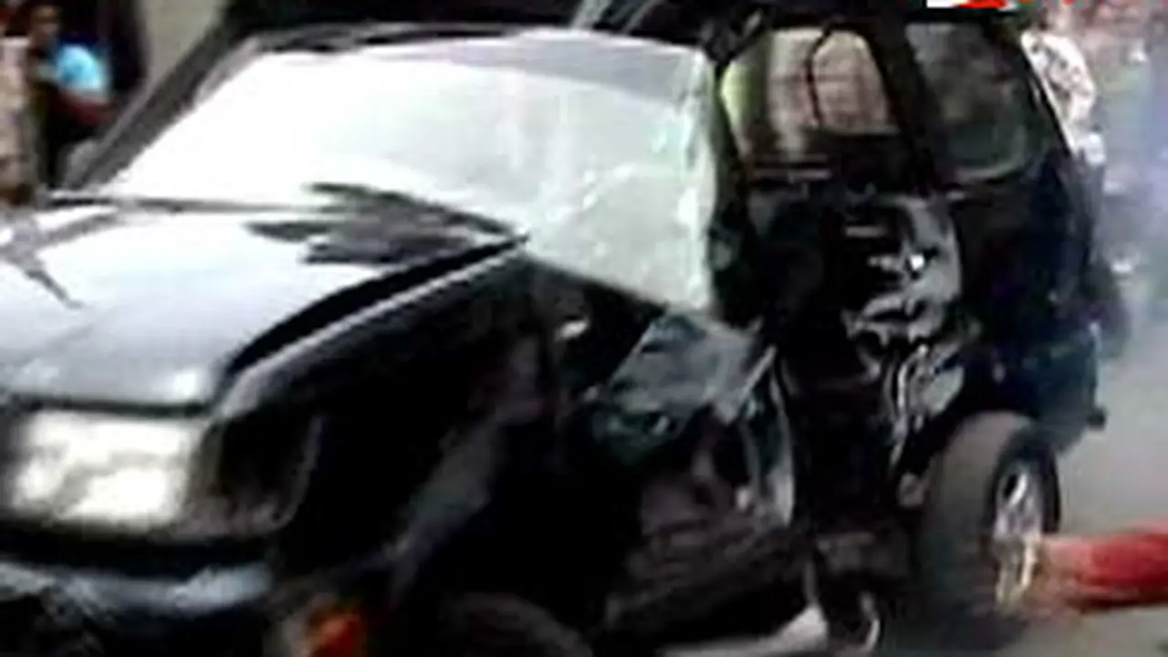 Kereta Tabrak Mobil, Motor, dan Becak - News Liputan6.com