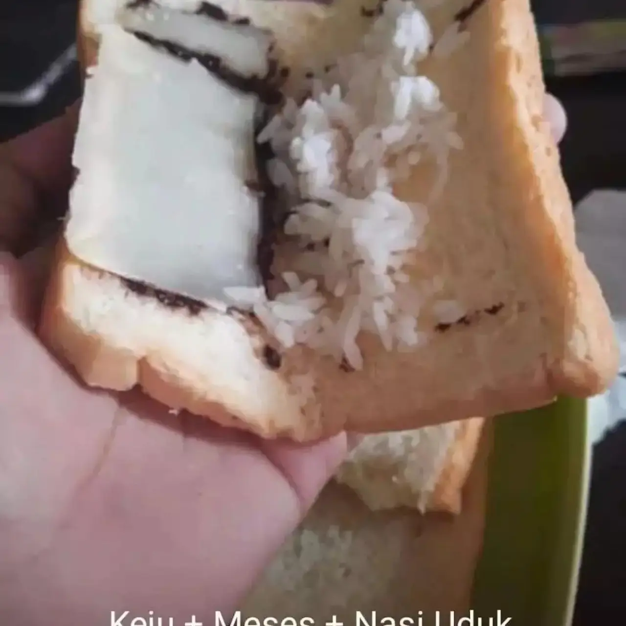 6 Potret Roti hingga Burger Pakai Topping Nasi Ini Bikin Senyum Tipis ...