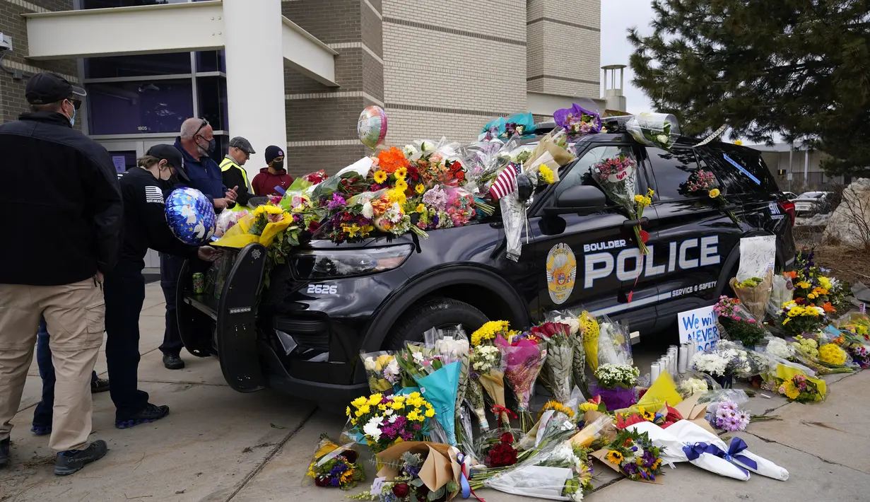 FOTO: Karangan Bunga untuk Korban Penembakan Massal di Colorado - Foto ...