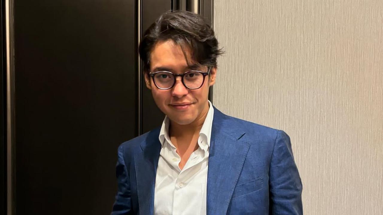 Ardhito Pramono Bergaya Rambut Belah Tengah dalam Film Gudang Merica ...