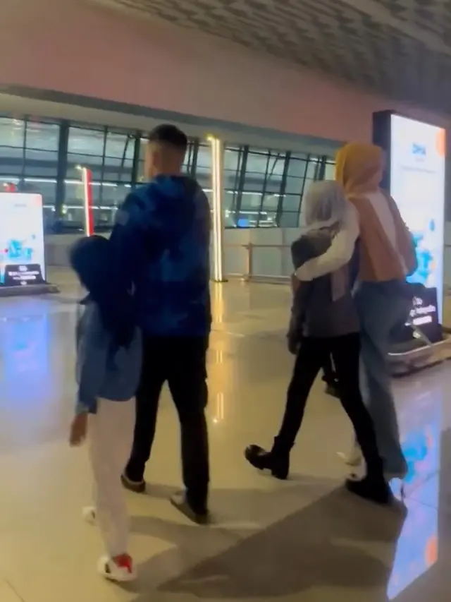 6 Potret Olla Ramlan dan Aufar Hutapea Antar Anak-Anak OTW Liburan ke ...