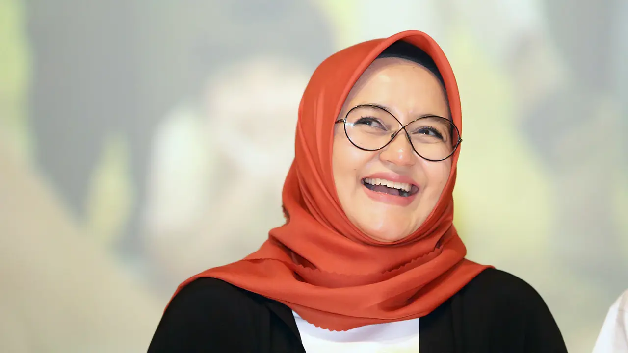 Profil hingga Perjalanan Karir Novia Kolopaking Istri Cak Nun, Pernah ...