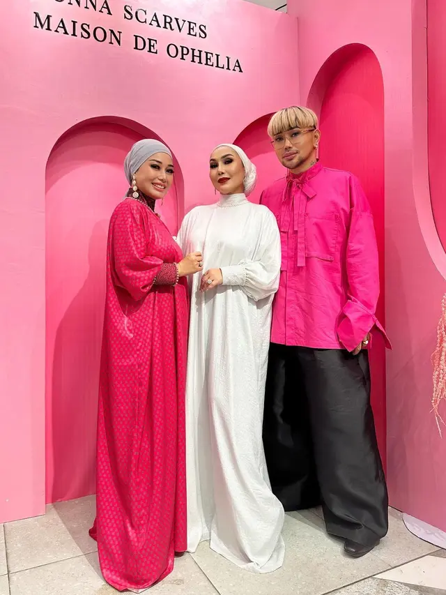 Caren Delano Sanjung Koleksi Busana Harra Lebaran 2023 Karya Muliani ...