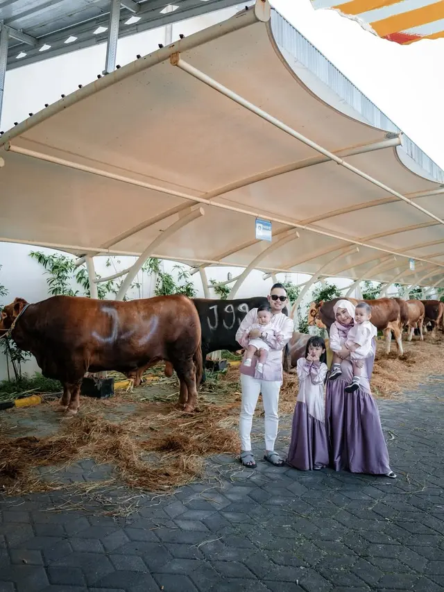 Selebgram Juragan 99 dan Shandy Purnamasari Rayakan Idul Adha 2025, Berkurban 28 Sapi untuk ...
