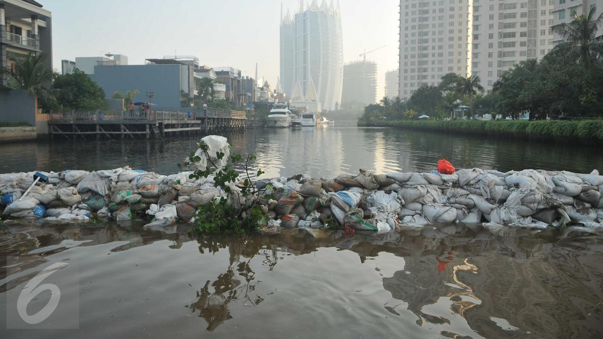 Akibat Tanggul Jebol Perumahan Pantai Mutiara Terendam Banjir - Foto ...