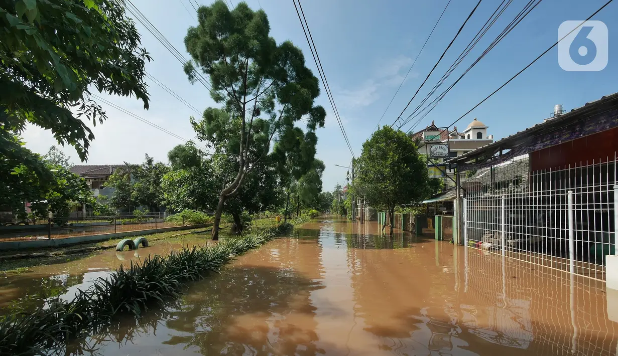 FOTO: Tanggul Jebol, Banjir Rendam Perumahan di Bekasi - Foto Liputan6.com