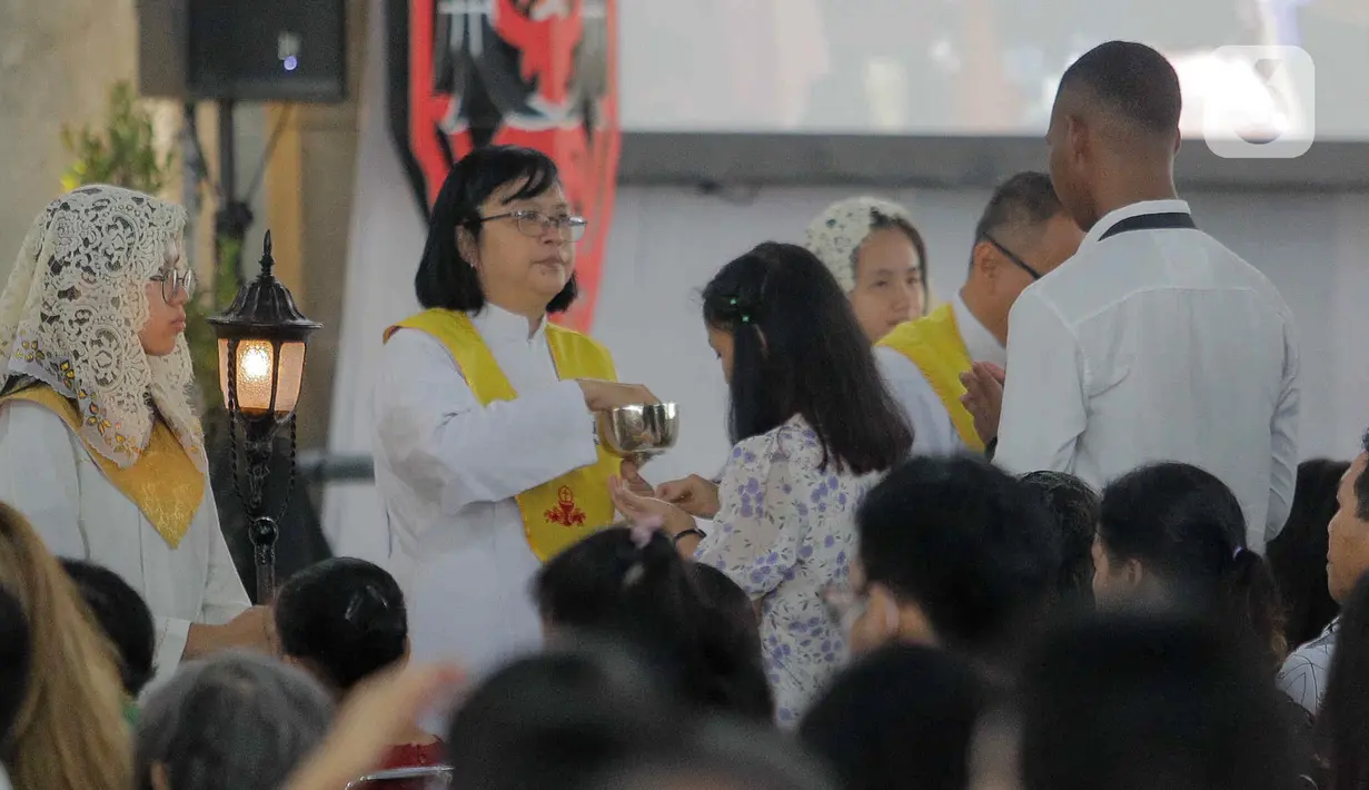 Khidmat Misa Natal di Gereja Katedral Jakarta - Foto Liputan6.com