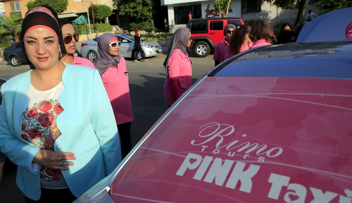 Pink Taxi, Transportasi Spesial Khusus Perempuan di Mesir - Foto ...