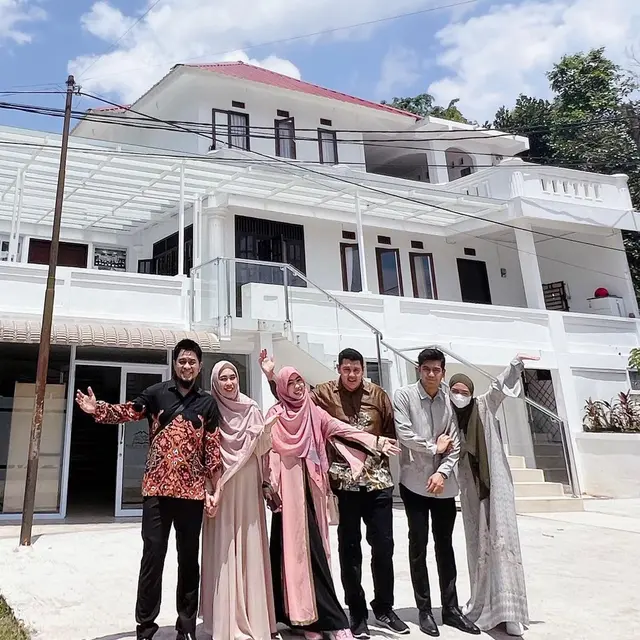 6 Potret Ria Ricis dan Kedua Kakaknya Bareng Suami, Kompak