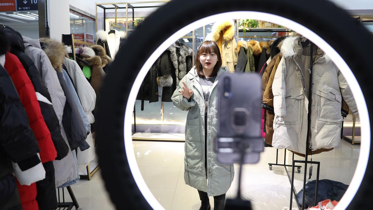 Live Stream Shopping di TikTok, Jadi Gaya Baru Belanja Online - ShowBiz ...